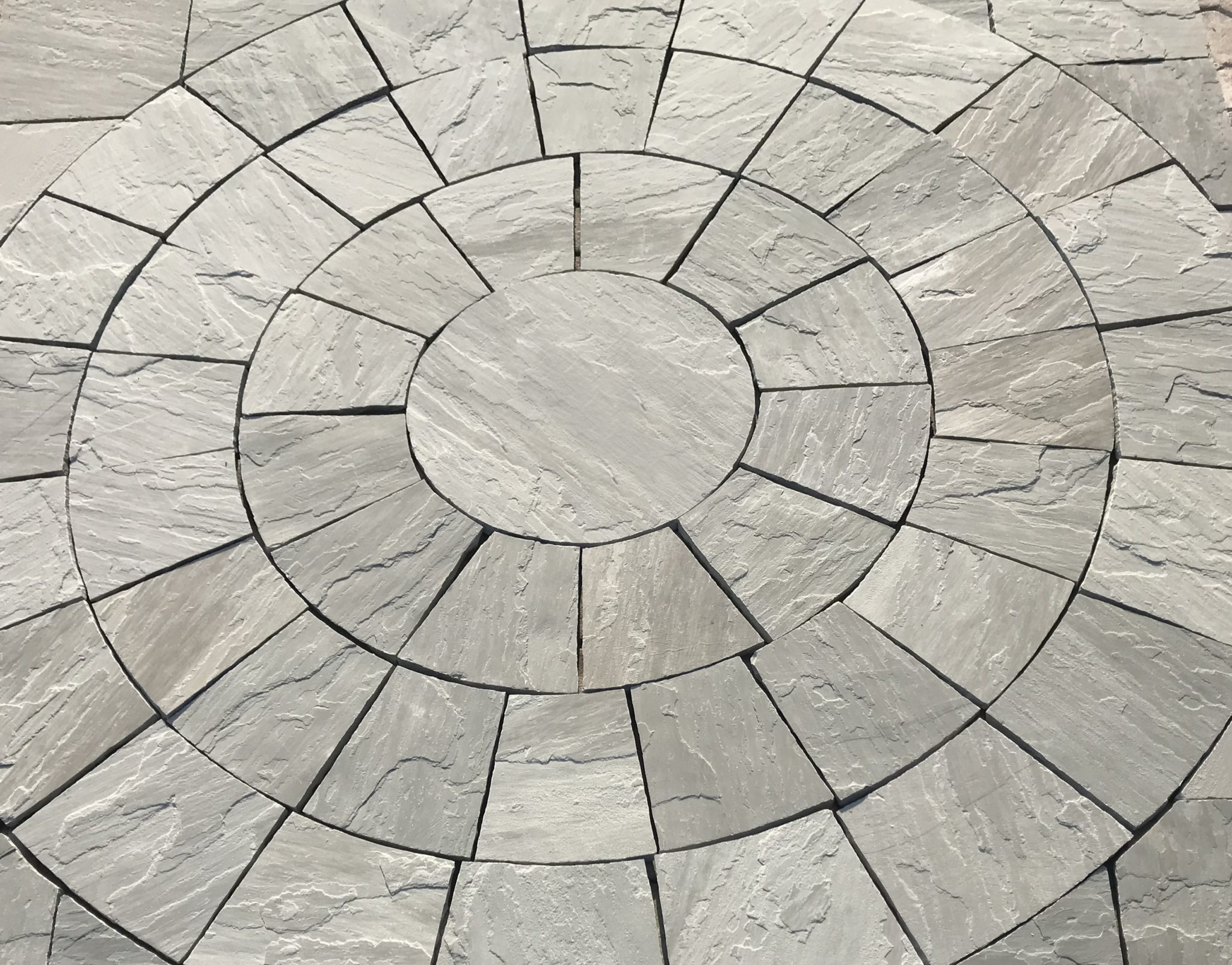 EM Silver Grey Circle Kit 2.4m2 Indian Sandstone