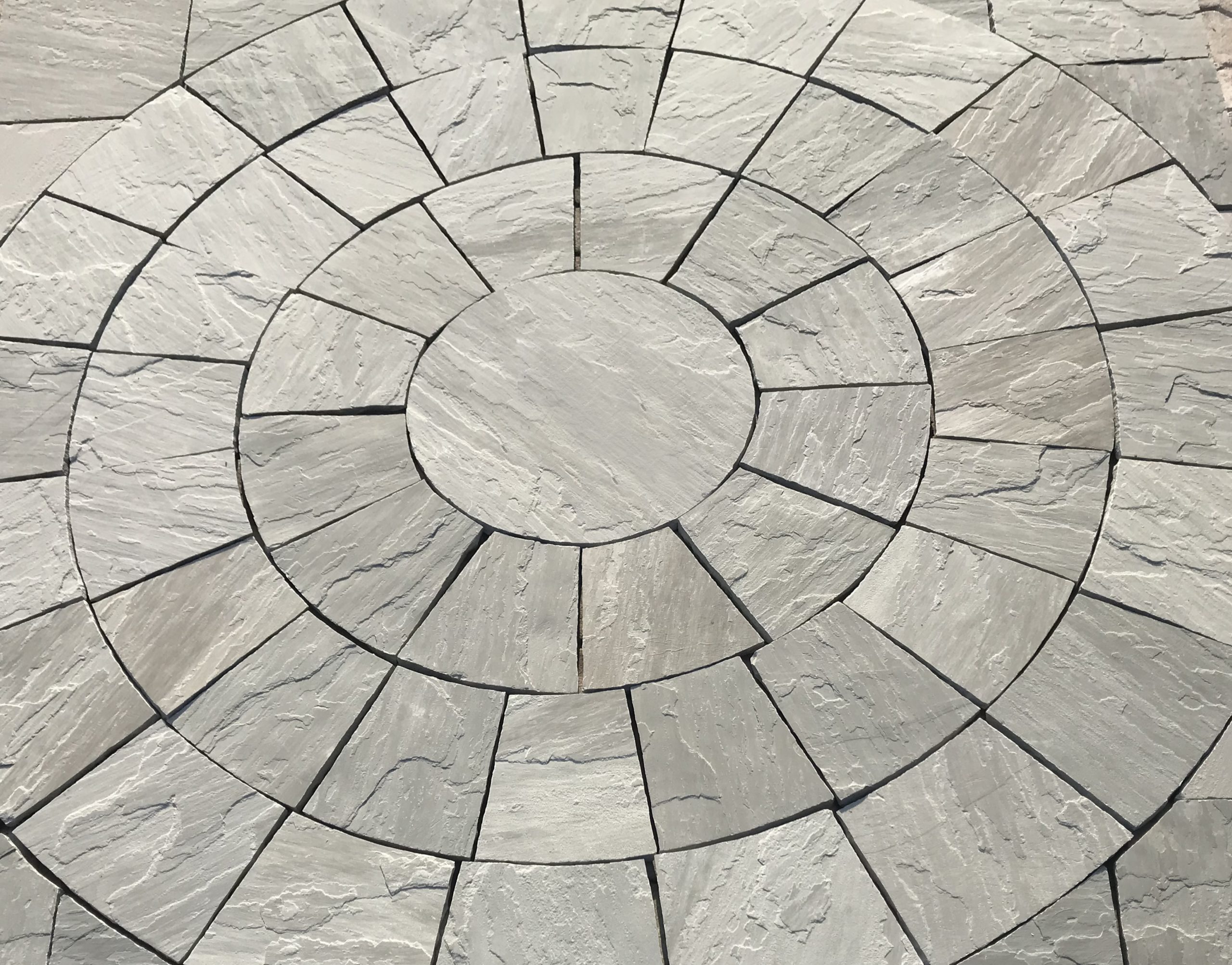 EM Silver Grey Circle Kit 2.4m2 Indian Sandstone